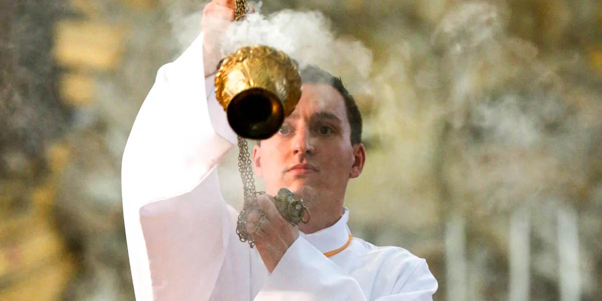 Incienso En La Misa: Significado Y Tradición | Iglesia Del Pilar