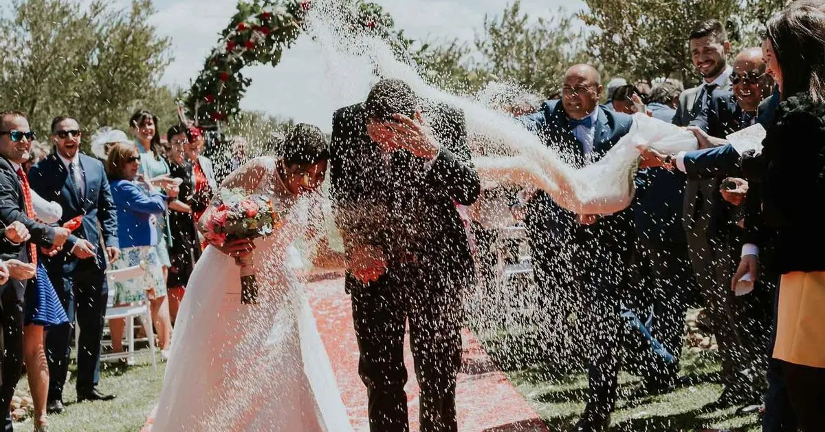 ¿Qué Tirar A Los Novios? Tradiciones Y Significados | Iglesia Del Pilar